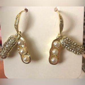 Jewelry | Three Pearls In A Crystal Pod Gold Steel Snap Snow Garden ...